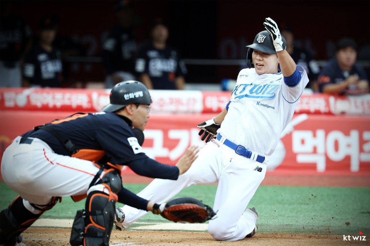 불 꺼진 주차장에서 스윙, 데뷔 9년차 유망주의 꾸준한 노력…“저런 선수에게 꼭 기회 주고 싶다”