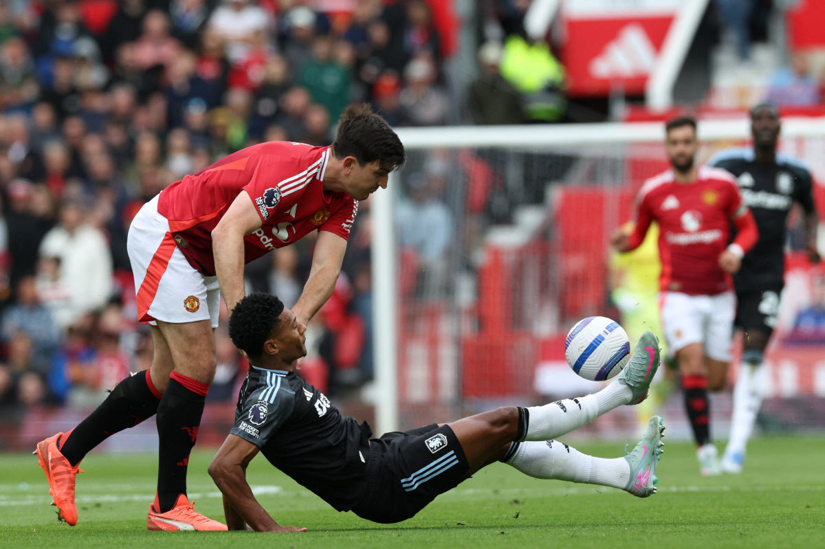 대반전! 맨유, 주장 완장까지 뺏었던 '8000만파운드 계륵' 지킨다...'EPL 3개-세리에A 2개팀' 제안 거절+재계약 준비