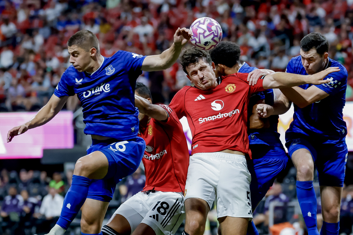 대반전! 맨유, 주장 완장까지 뺏었던 '8000만파운드 계륵' 지킨다...'EPL 3개-세리에A 2개팀' 제안 거절+재계약 준비