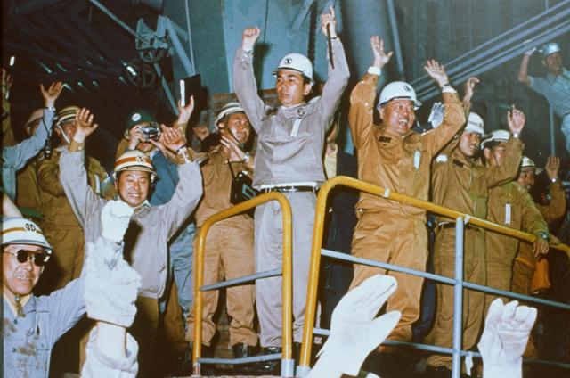 6070 "고진감래" 4050 "성장 중추" 2030 "무한경쟁"... 청년들이 더 불행해했다