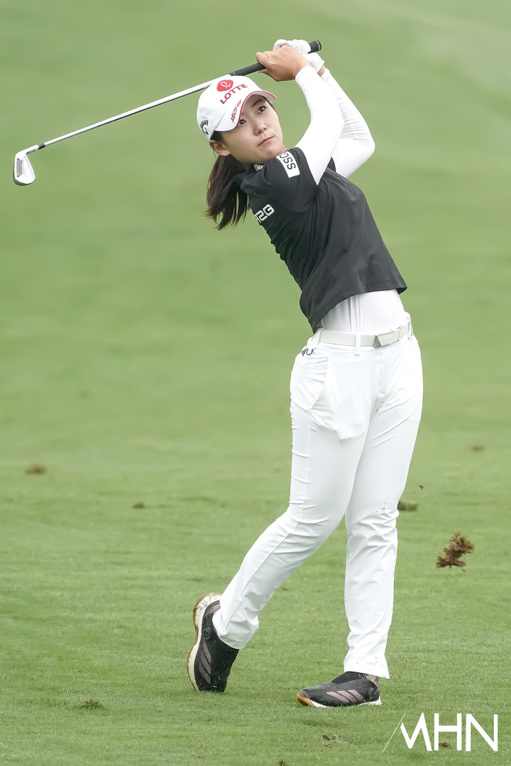 [mhn포토] 황유민, 탄도 높이 올려 보낸다