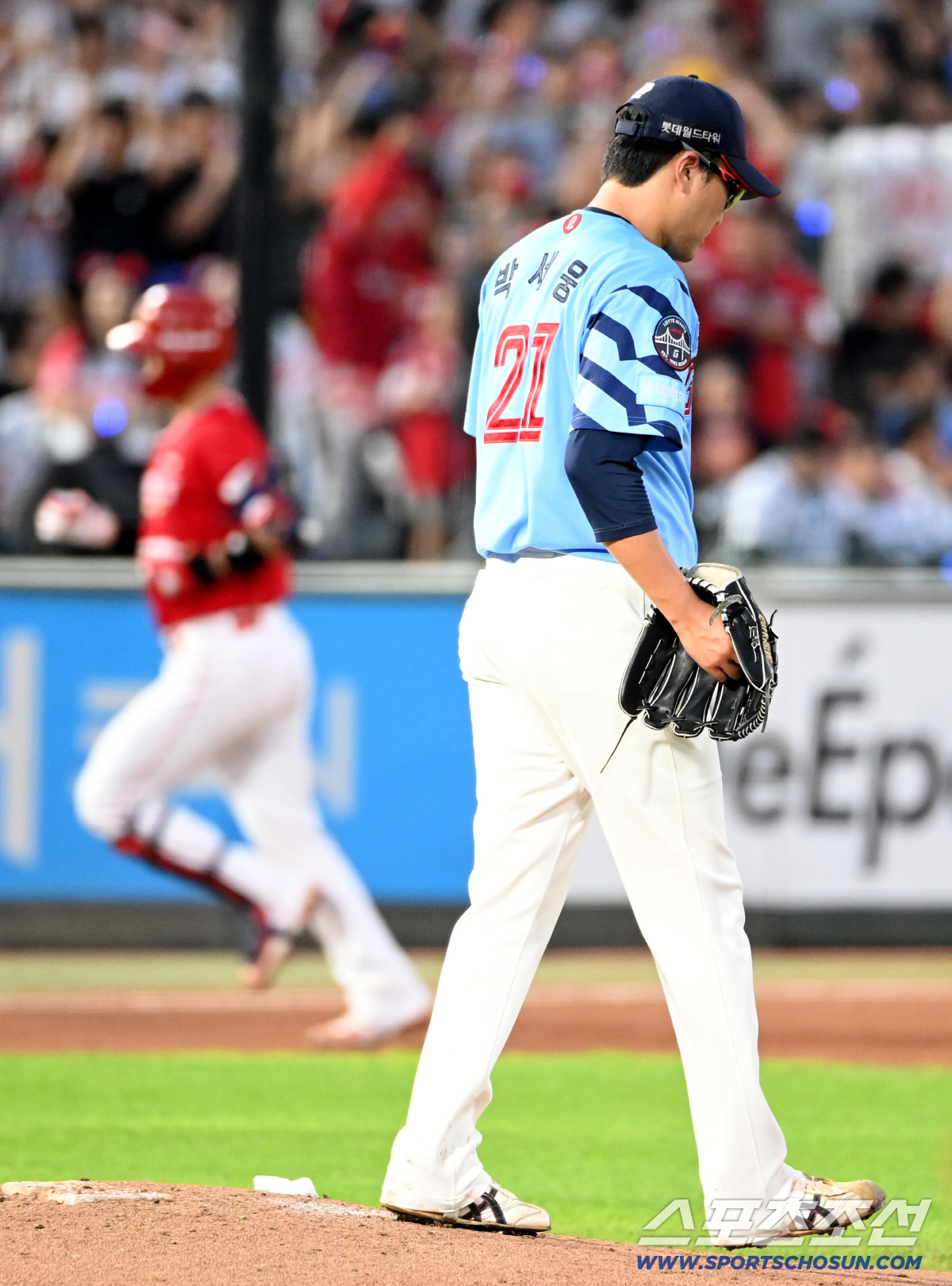 롯데 3연패 충격! 2G 연속 타선 침묵 → 무너진 박세웅…SSG, 홈런 3방 몰아치며 10대1 완승 [부산리뷰]