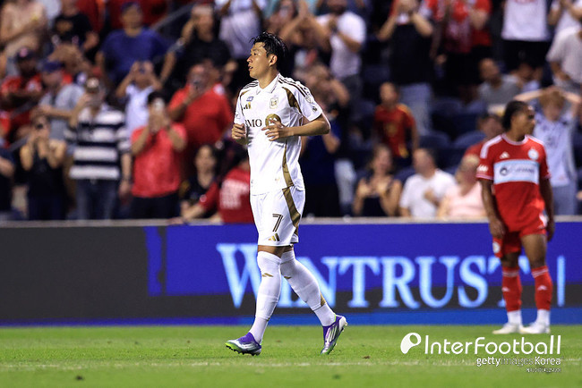 [MLS 리뷰] 손흥민 LAFC 입단 3일 만에 데뷔전... 윙어 아닌 ST로 활용+PK 획득→시카고와 2-2 무