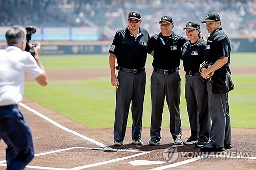 MLB 150년 만에 최초 여성 심판 파월, 1루심으로 역사적인 데뷔