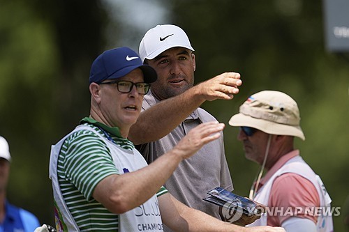 PGA PO 1차전 공동 3위 셰플러, 최종일엔 임시 캐디 고용
