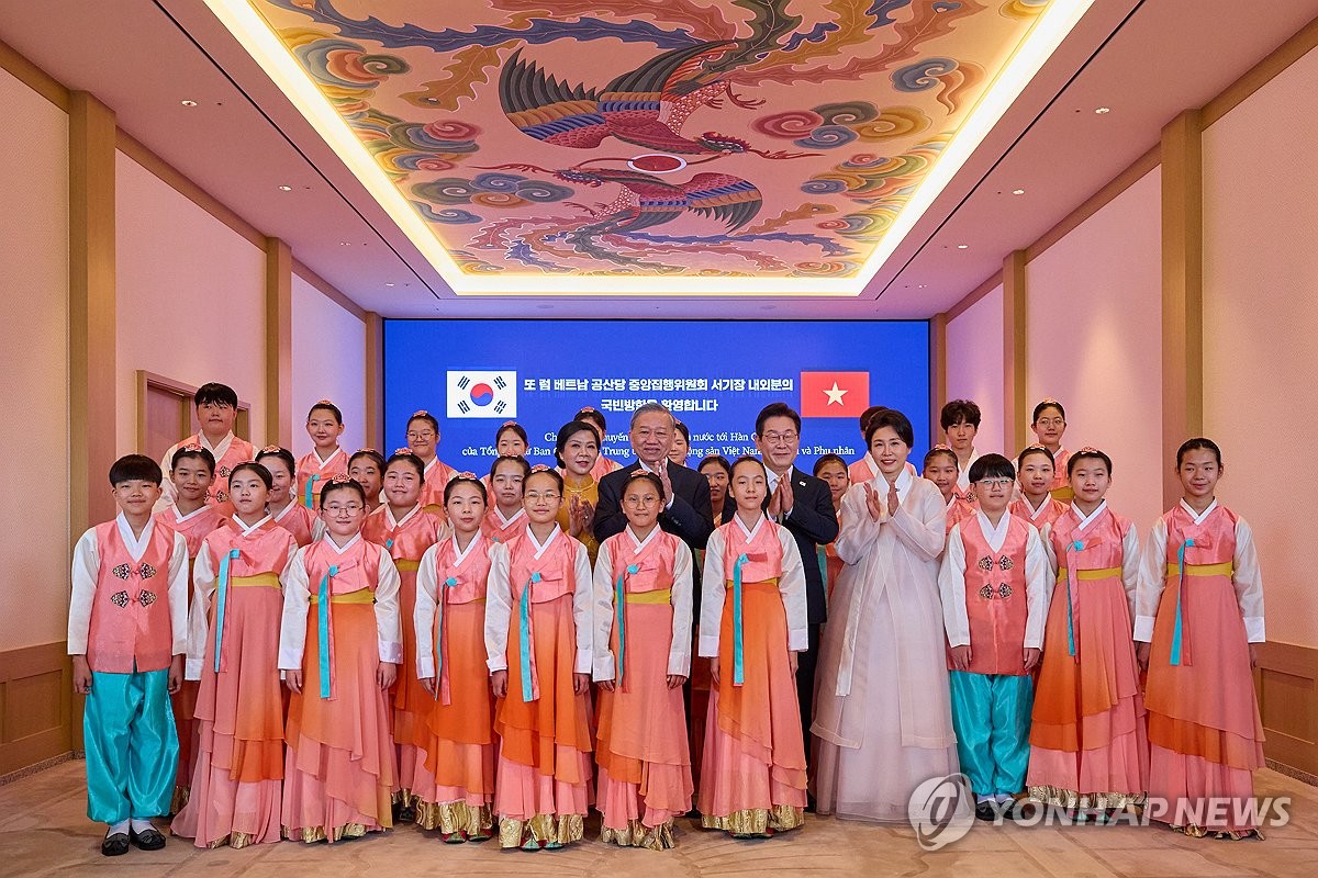합창단과 기념촬영 하는 한·베트남 정상 부부