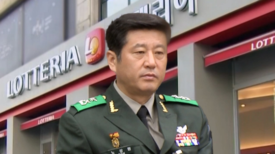 [단독] 노상원 주도 '롯데리아 내란 모의' CCTV 장면 입수…현역 장성도 펜 빌려 받아 적느라 '분주'