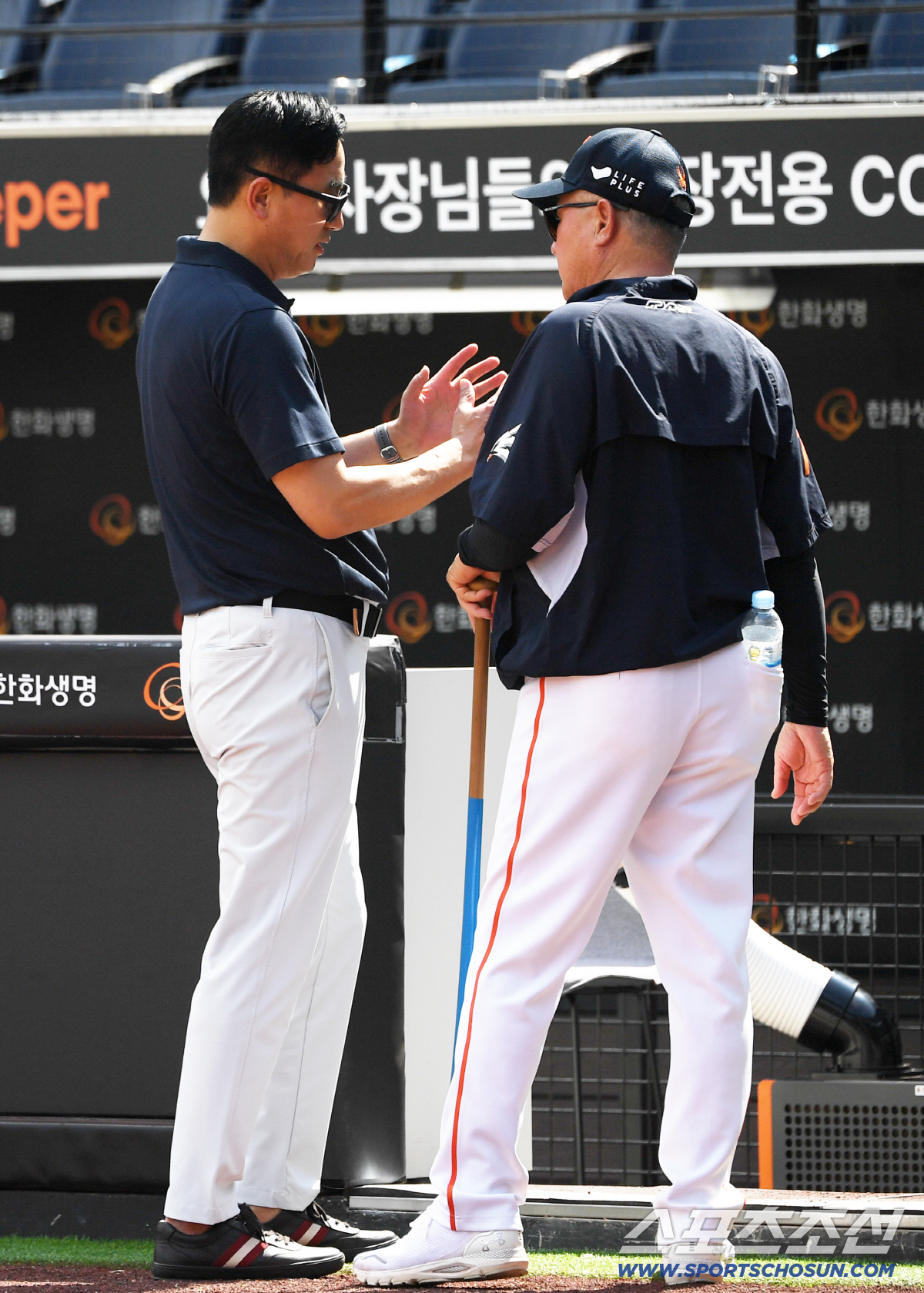 [포토] 김경문 감독 찾아간 최원호 해설위원