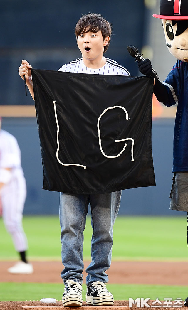 2025 KBO리그 시구-시타 모음 | ‘마술사’ 최현우 ‘LG 승리 기원 시구’ [MK포토]