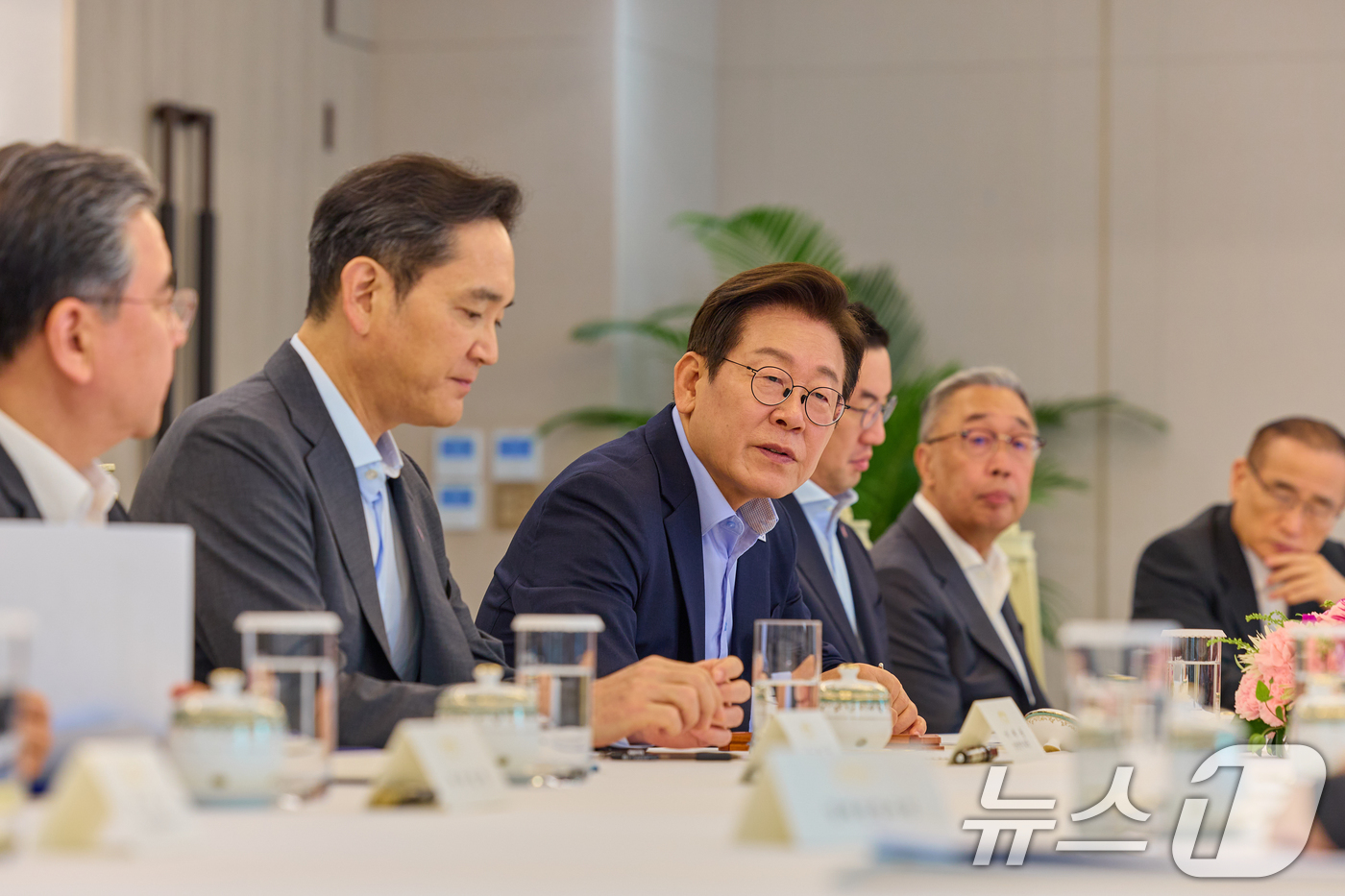 트럼프, 삼성전자·SK하닉 지분 요구 '날벼락'…진짜 속내는?