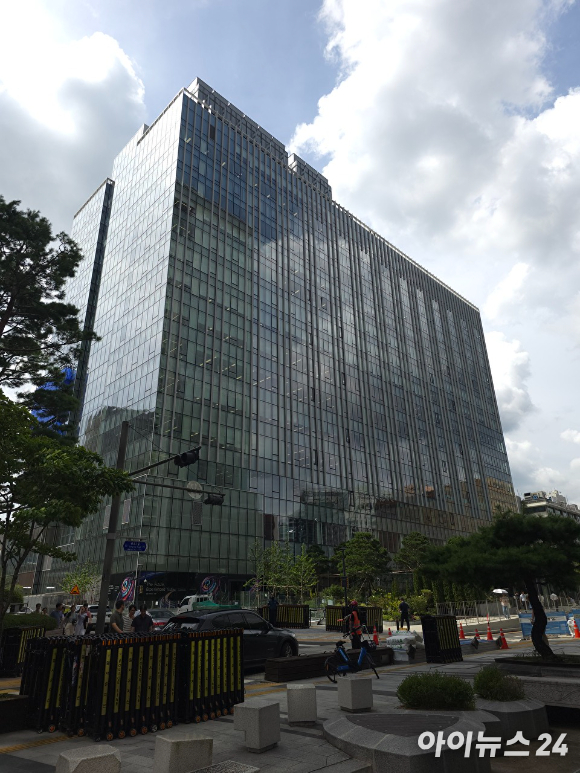 KT 광화문 웨스트 빌딩 입주 시작…"B2B·AX 사업 컨트롤타워 역할"