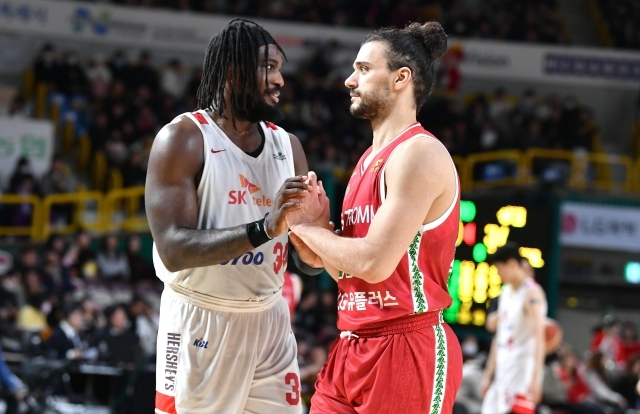 [단독] “우리도 외국선수 2명 뛰자!” KBL 외국선수 제도, 2인 출전 대세 따를까…“곧 구체적 논의 할 것”