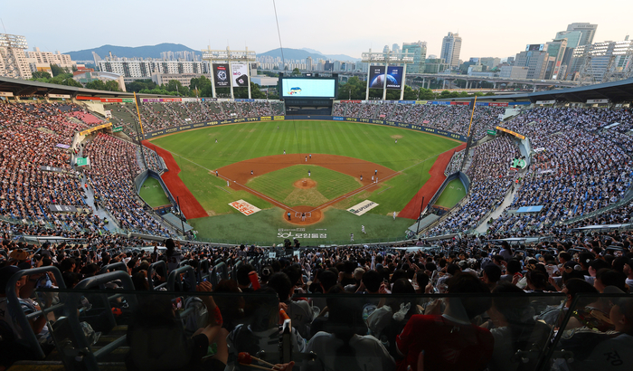 23일 하루 ‘10만 관중’ 들었다! KBO리그 ‘2년 연속’ 1000만 관중 돌파