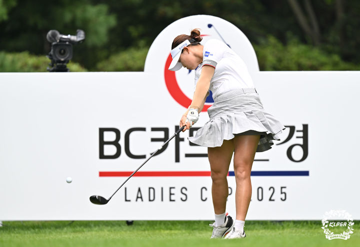 노승희. KLPGA BC카드·한경 3R 공동 선두…"20언더파면 우승"(종합)