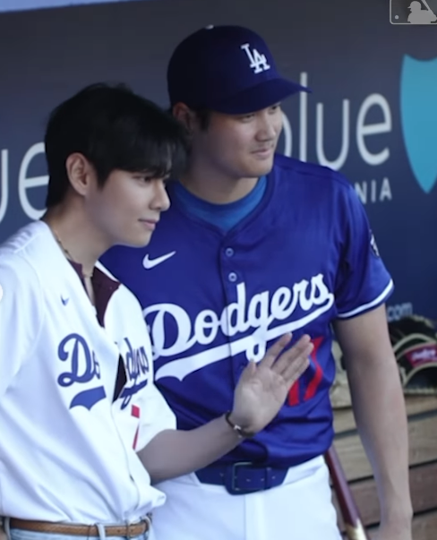 BTS 뷔, 다저스 시구 전 오타니와 깜짝 만남… 월드클라스 스타의 포옹
