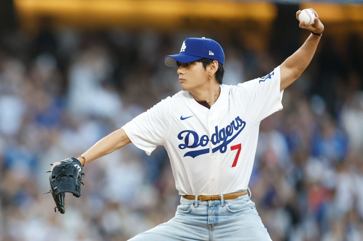 BTS 뷔 MLB 시구에 티켓 판매량 '5배 껑충'…"글로벌 센세이션"