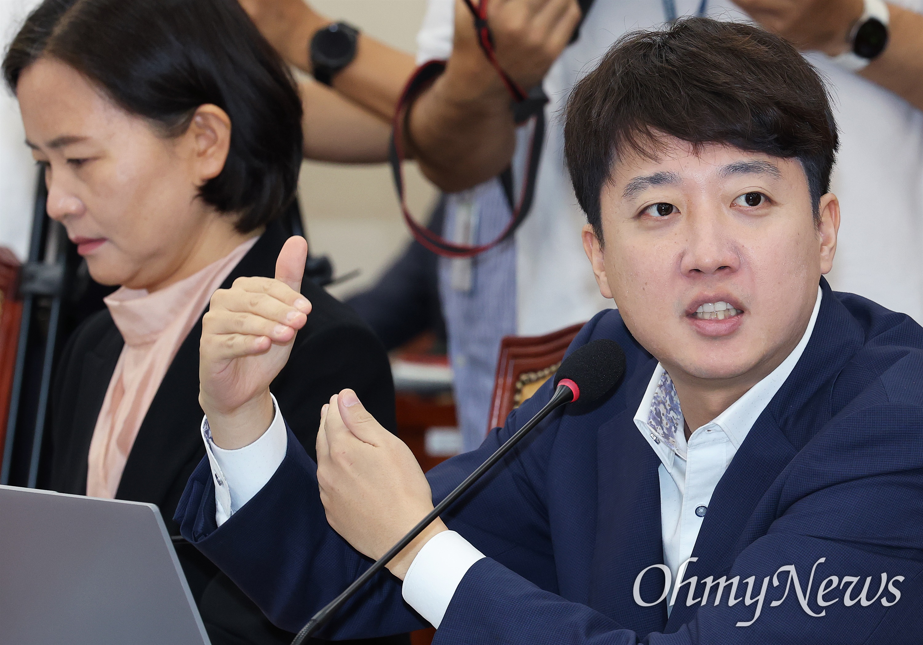 경찰 출석 강혜경 "이준석·명태균 사건, 하루빨리 특검으로"