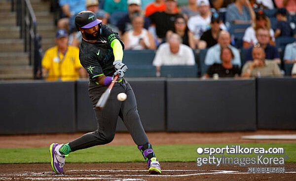 '충격적인 파워' 2003년에 무슨 일 있었나? KBO도 MLB도 '우타 거포' 약진…김하성 동료가 '신기록' 도전한다