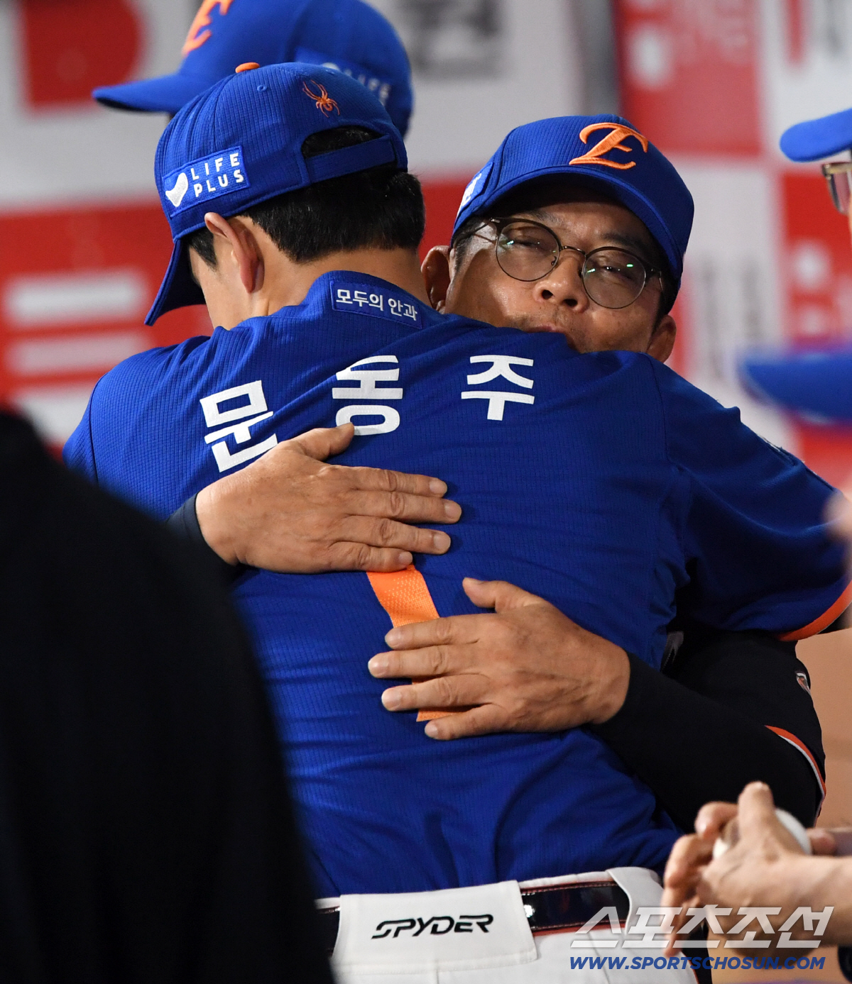'159km 강속구보다 빛났던 마음' 문동주는 두팔 벌려 심우준을 안았다...데뷔 첫 10승까지 겹경사