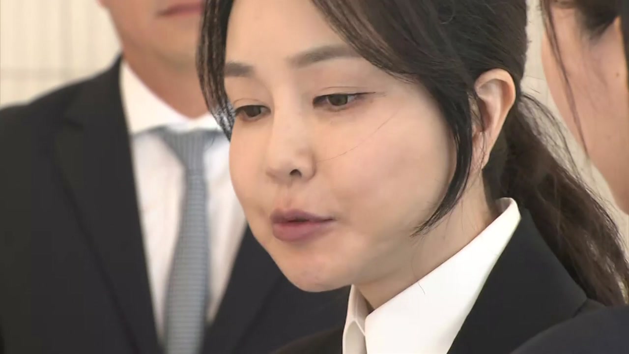 김건희 구속기소...'달' 빗대 혐의 부인, 셈법은?