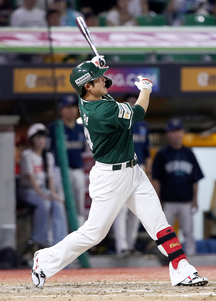 SSG 최정, 이틀 연속 대포 가동…시즌 18호 홈런 '쾅'