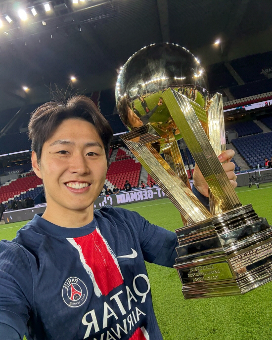 ‘韓 축구 에이스’ 이강인 진짜 망했다, PSG에 갇혔다...EPL 이적 불가 "970억 제안 단칼 거절"