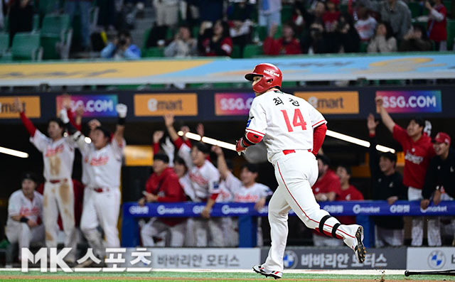 SSG 최정, KBO리그 최초 10시즌 연속 20홈런에 ‘-2’