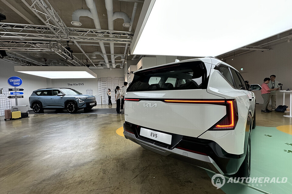 '기아 EV5' 패밀리카 판도 바꾼다... 4000만원대 준중형 전기 SUV 출시 | 오토헤럴드