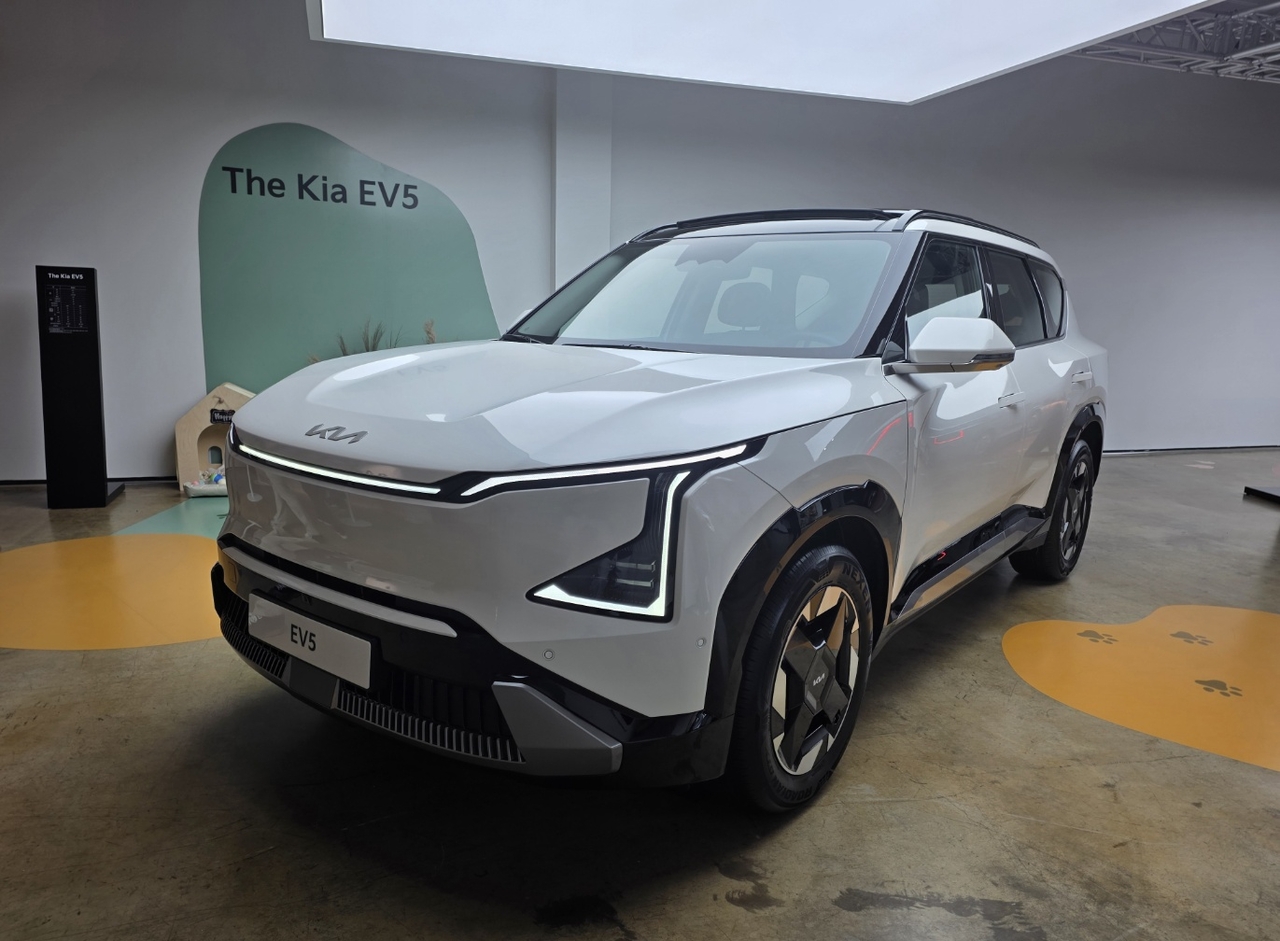 기아, 준중형 전기 SUV ‘EV5’ 출시…페달 오조작 안전 보조 최초 탑재
