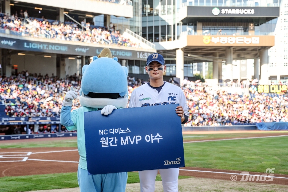 NC, 8월 투·타 MVP로 김진호, 김주원 선정…“매 경기 등판할 때 간절하게”, “기복 없이 친 게 만족스러워”