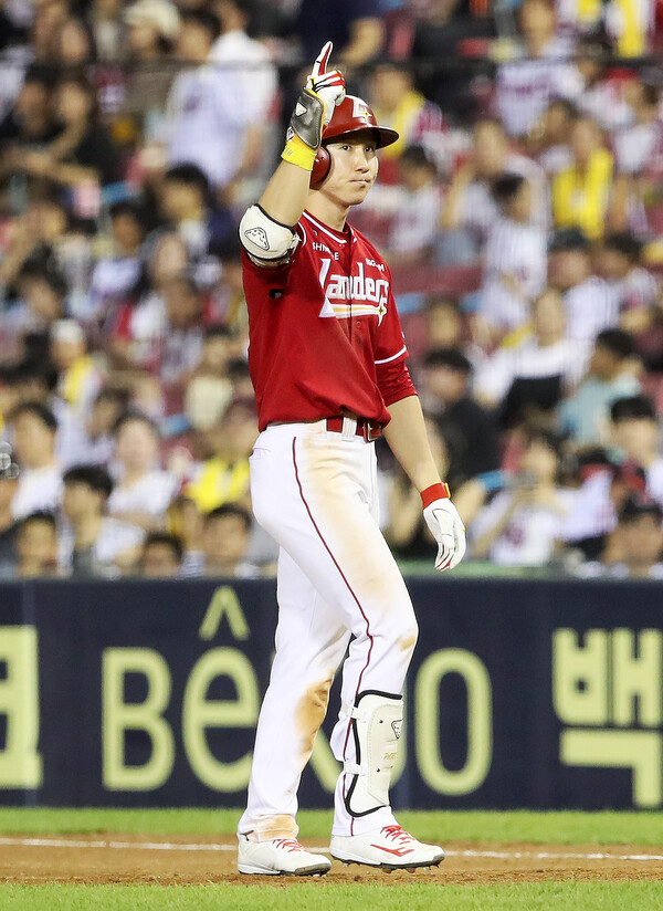 '김광현 2000탈삼진+박성한 3안타' SSG, LG에 7-3 승리...5연승 질주 [스춘 현장]