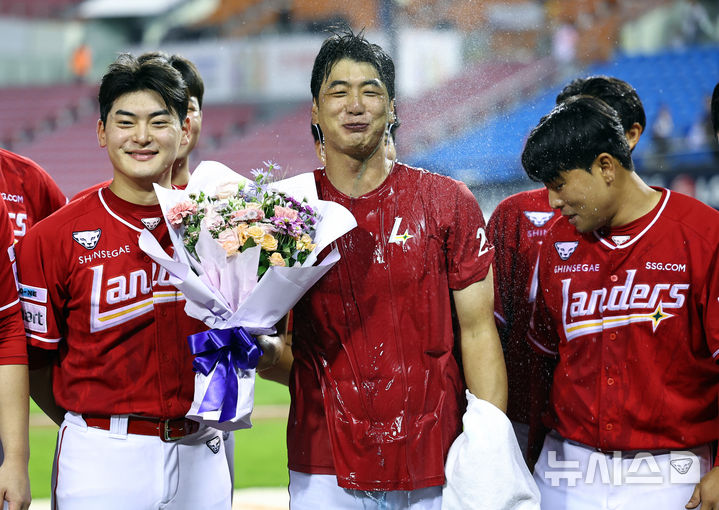 2000탈삼진 축하 기념촬영하는 SSG 김광현