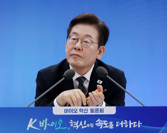 이재명 대통령 지지율 56.0%, 3주 연속 상승…민주↓·국힘↑[리얼미터]