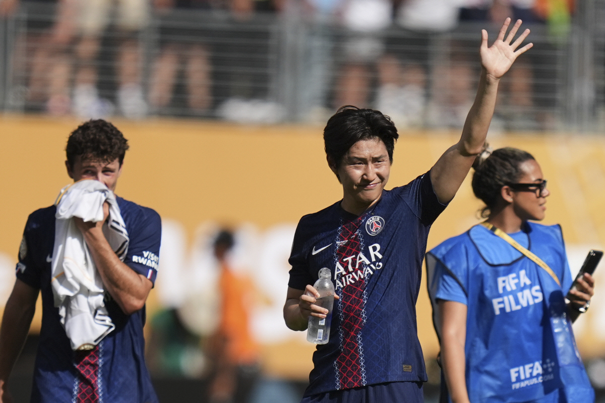 대한민국 축구 최고 재능 내동댕이...970억 EPL 이적 가로막고, 선발에는 "이강인? 18세 유망주 활약할 차례지!" 황당 주장