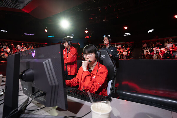 '예상외의 혈투'' T1, DK 3-2로 꺾고 PO 2라운드 진출[LCK]