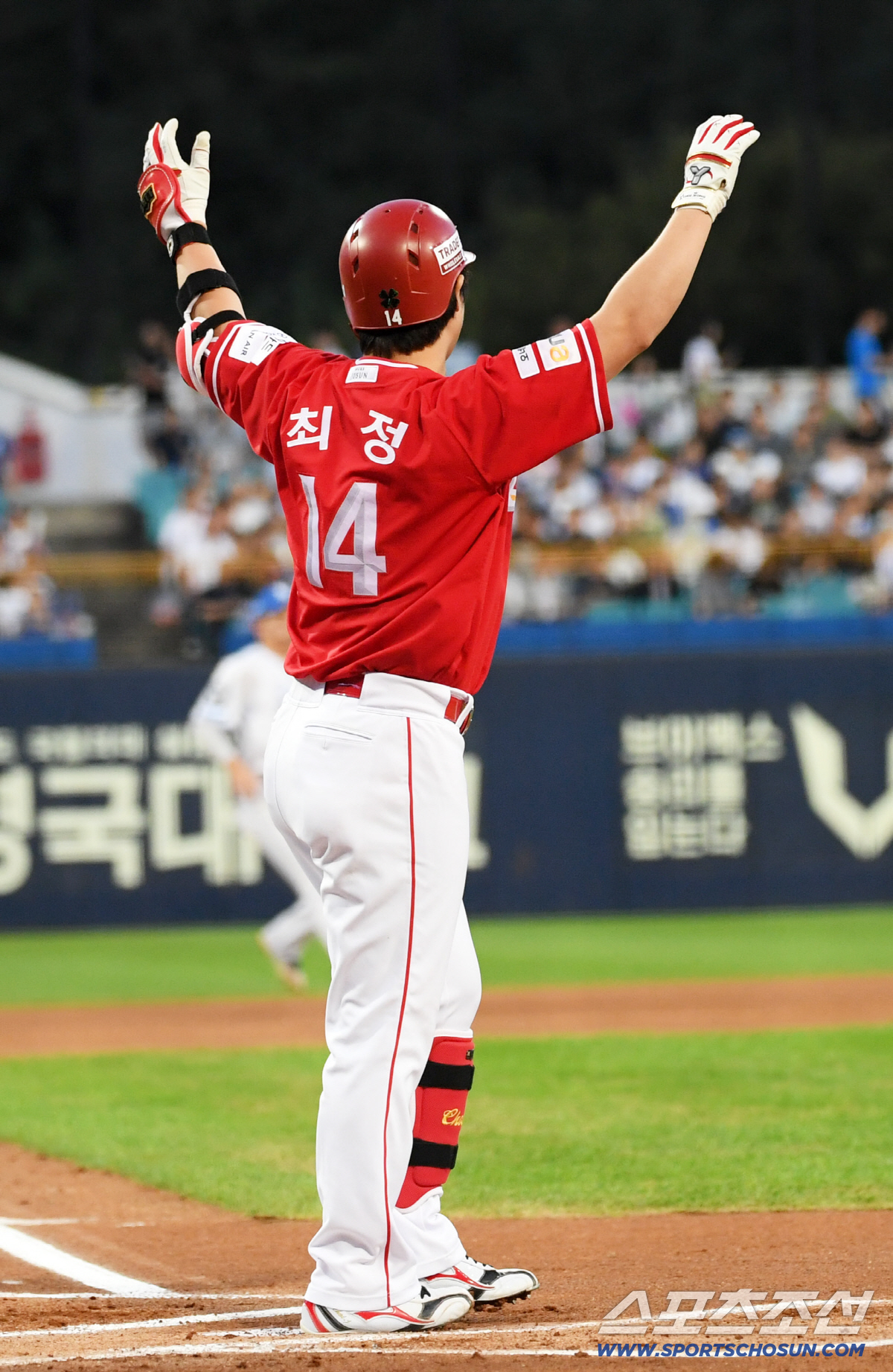 최정 10년 연속 20홈런 → 노경은 3년 연속 30홀드…'ERA 0.92' 철벽 무너뜨렸다! '뒷심' SSG, 삼성 잡고 3위 ...