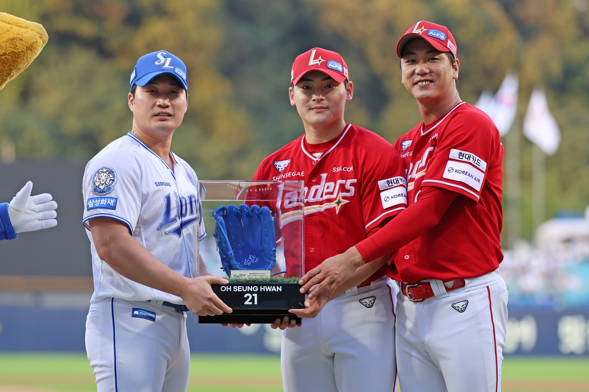 SSG, 은퇴 앞둔 삼성 오승환에게 '사인볼로 만든 기념액자' 선물