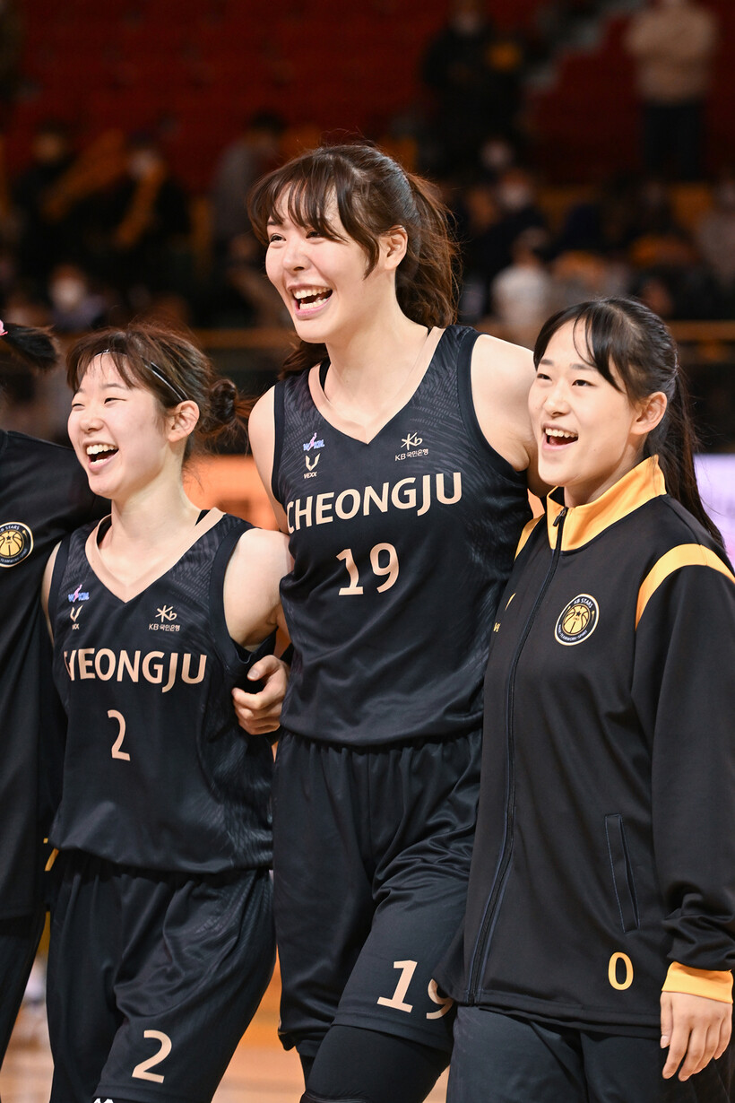 [매거진] “FA인 줄 알았는데…” WKBL 연장 계약 발표, 의무화한다면 어떨까?