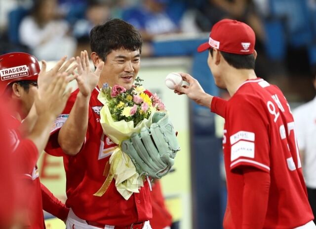 왜 이런 선수가 방출됐을까, 41세에 韓 최초 30→38→30홀드 미쳤다…25억이 싸게 보이다니, SSG 좋겠다