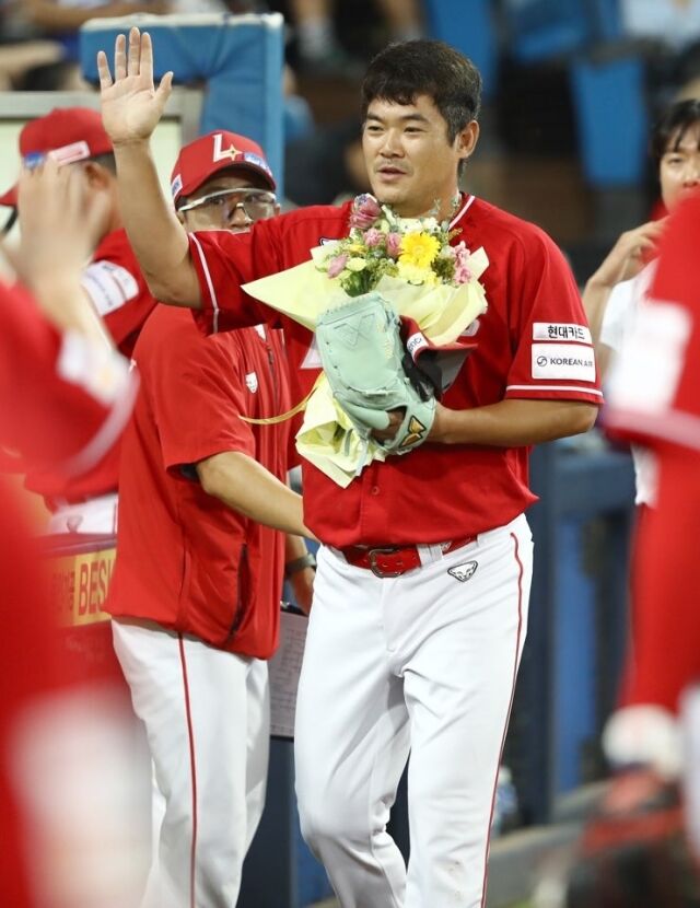 왜 이런 선수가 방출됐을까, 41세에 韓 최초 30→38→30홀드 미쳤다…25억이 싸게 보이다니, SSG 좋겠다