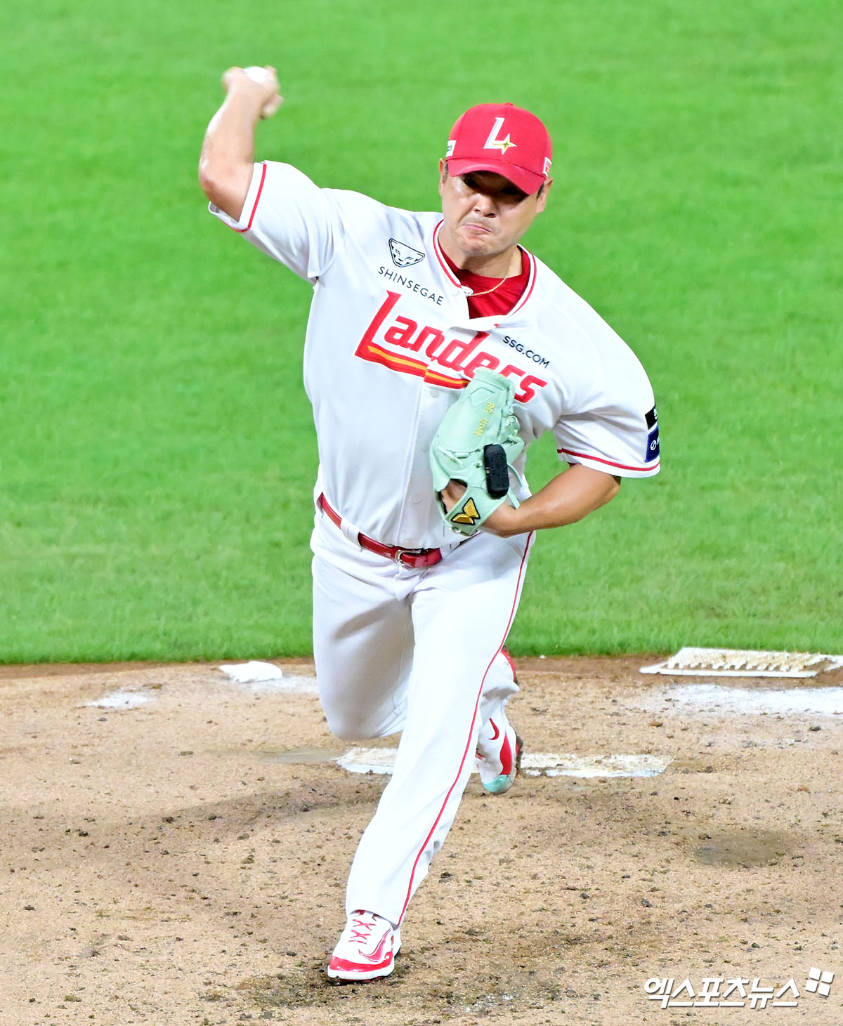 41세에 'KBO 최초' 기록 작성한 노경은..."늘 든든하고 고마워" SSG는 이런 투수 있어 행복하다