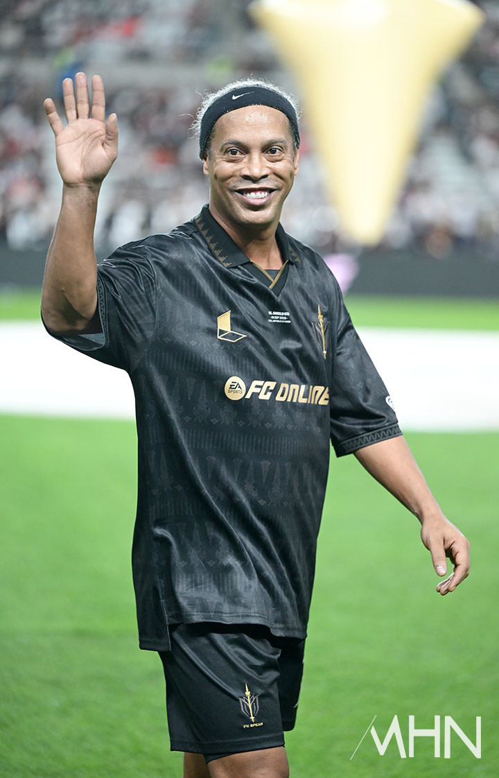 [mhn포토] 호나우지뉴 '팬들 향한 반가운 인사'