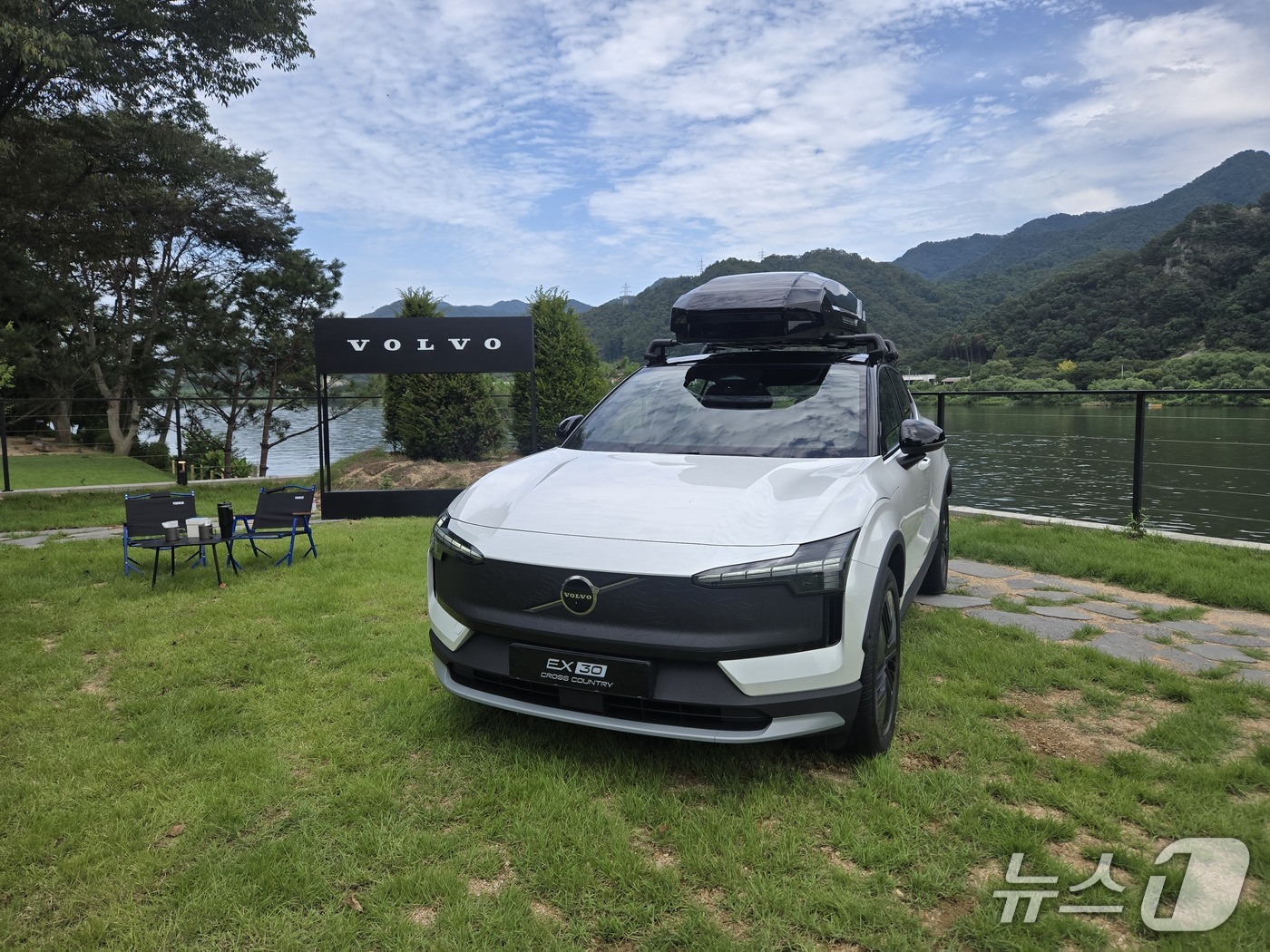 부드러운 승차감에 스포츠카급 출력…볼보 'EX30CC'[시승기]