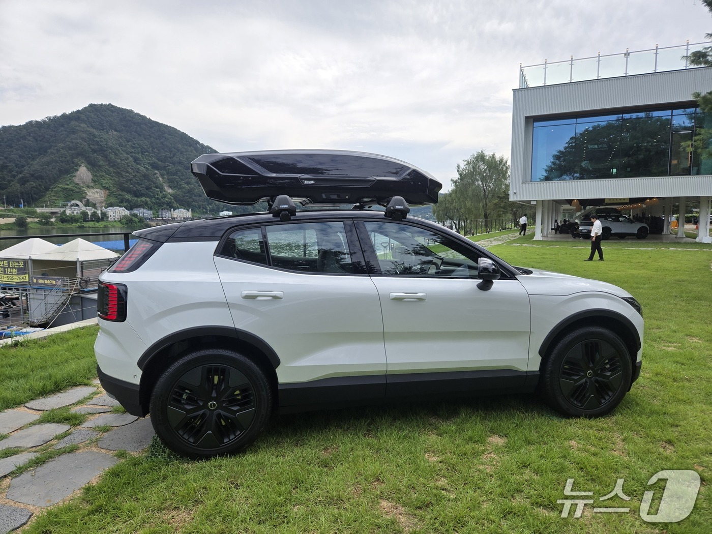 부드러운 승차감에 스포츠카급 출력…볼보 'EX30CC'[시승기]