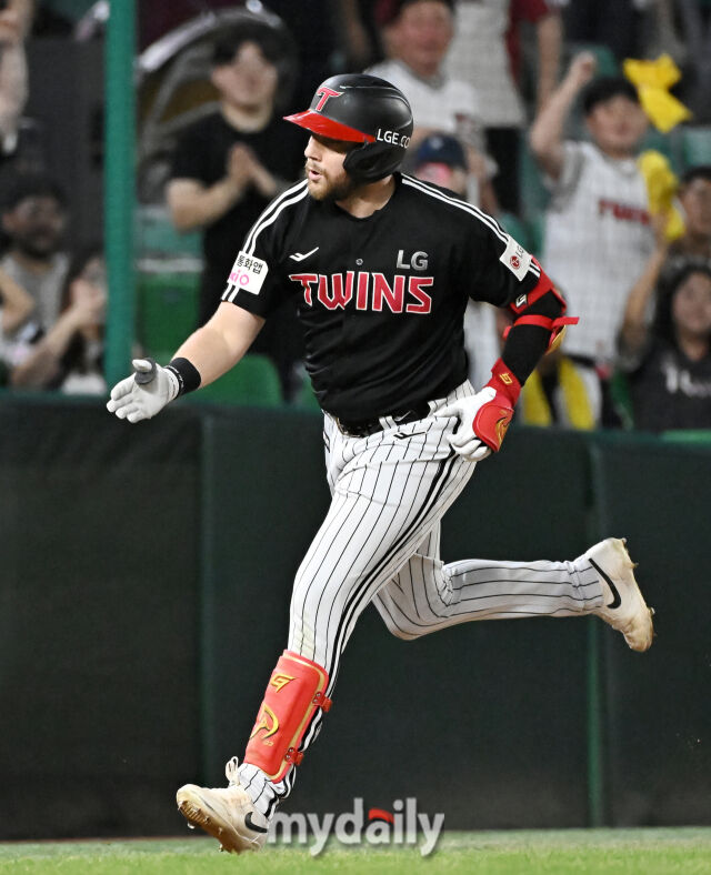 '한화와 3G차' LG 매직넘버 8, 메가트윈스포→홈런 쾅쾅쾅쾅... 107분 우천 중단 딛고 KT 10-6 제압 [MD수원]