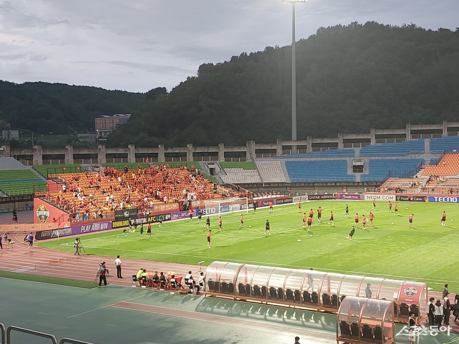 사상 첫 ACL 무대 맞이한 강원, 프런트-선수-팬 모두 기대 속에 상하이 선화전을 맞았다 [SD 춘천 라이브]