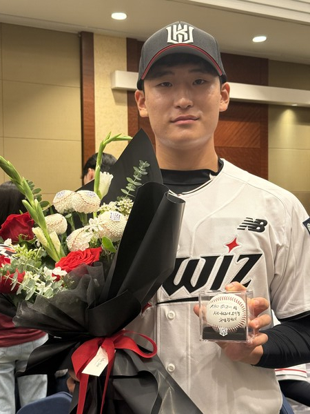 "최고의 팀 KT 위즈에 온 걸 환영해" "이제 1회초 시작이야" 2026 신인들 향한 KT 선배들의 환영 메시지 [스춘 드래프트]