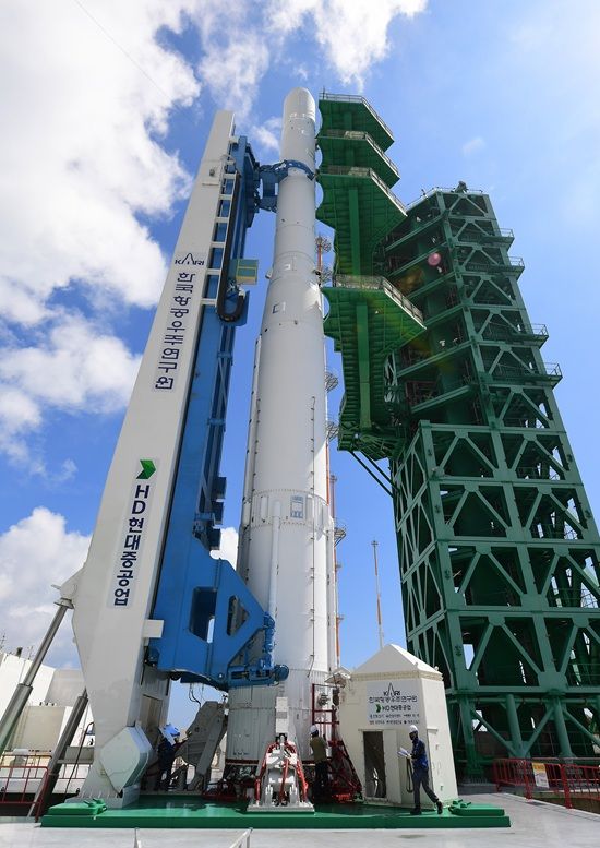 한국 우주기술 자존심 ‘누리호’, 2년 반 공백 딛고 발사대 우뚝