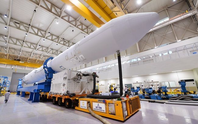 한국 우주기술 자존심 ‘누리호’, 2년 반 공백 딛고 발사대 우뚝