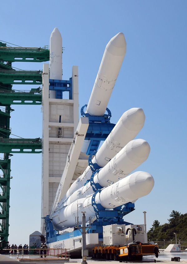 한국 우주기술 자존심 ‘누리호’, 2년 반 공백 딛고 발사대 우뚝